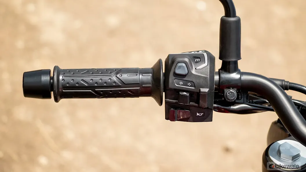 Bajaj Pulsar N250 Left Side Handlebar Grip Image – BikeWale