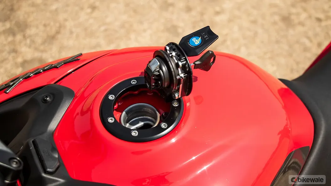 Bajaj Pulsar N250 Handlebar Clamp Image – BikeWale