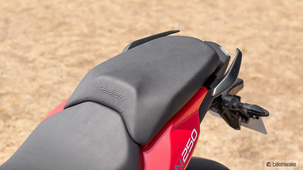 Bajaj Pulsar N250 Split Seat Image – BikeWale