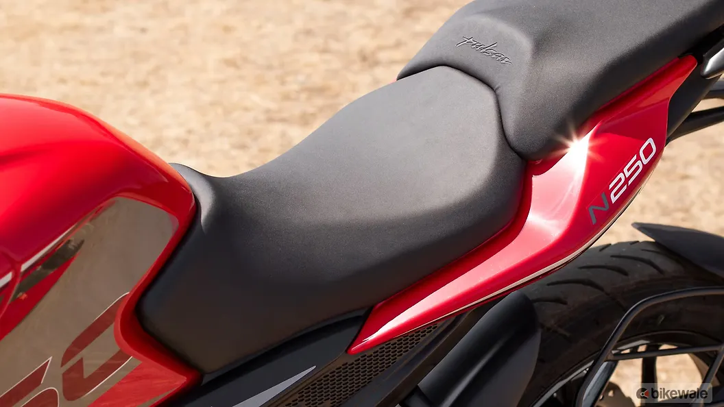 Bajaj Pulsar N250 Bike Seat Image – BikeWale