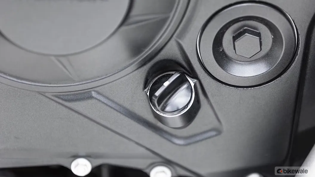 Honda Transalp XL750 [2024] Engine Oil Level Indicator Image – BikeWale