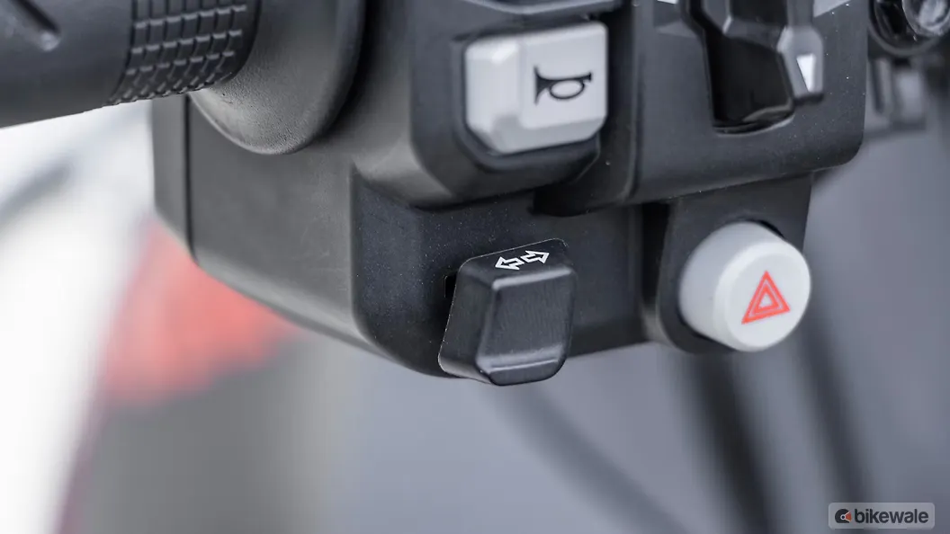 Honda Transalp XL750 [2024] Turn Indicators Switch Image – BikeWale