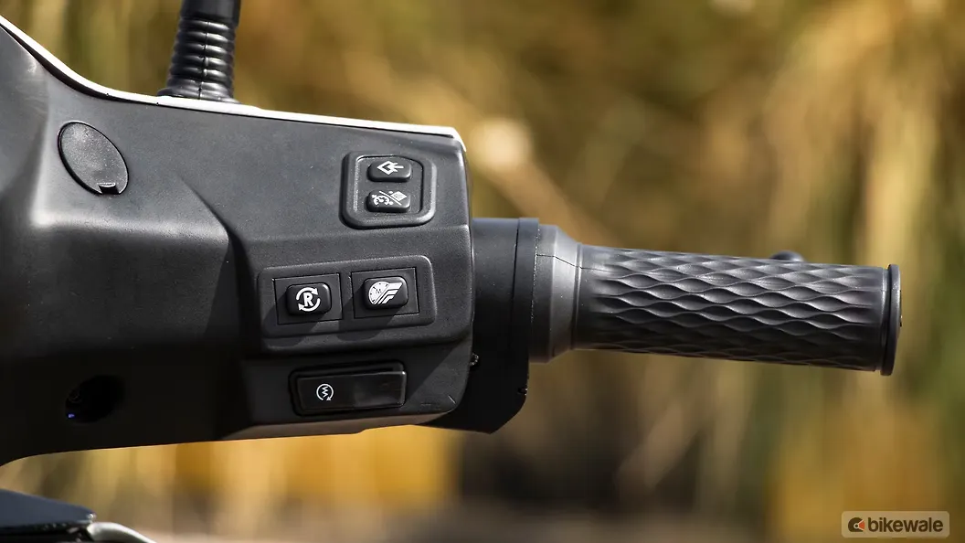 BGauss BG RUV 350 Right Side Throttle Grip Image – BikeWale