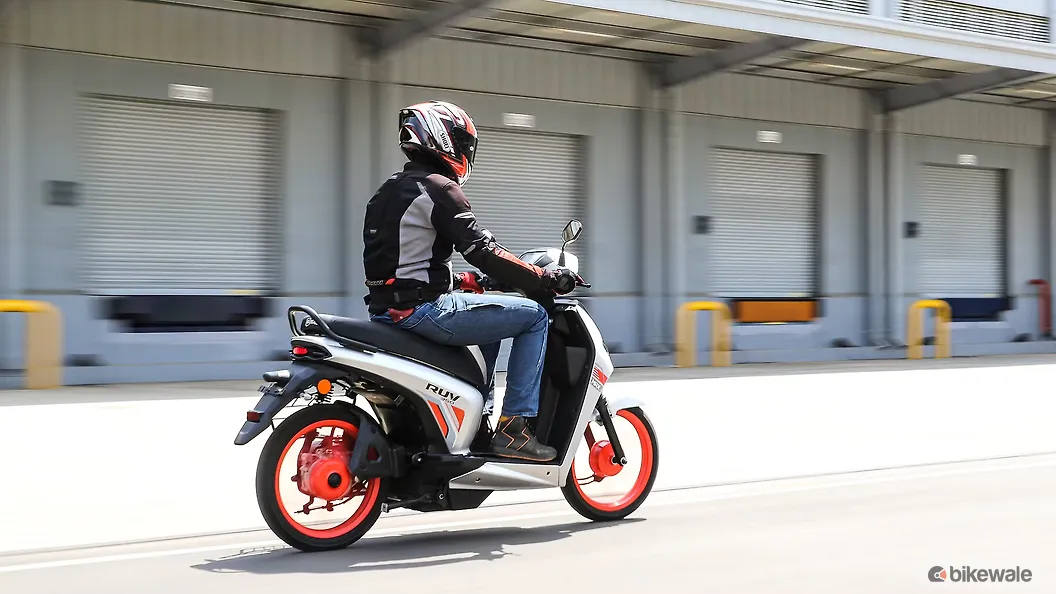 BGauss BG RUV 350 Right Side View Image – BikeWale