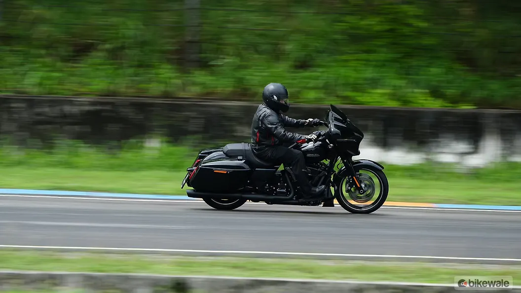 Harley-Davidson Road Glide Left Front Three Quarter Image – BikeWale