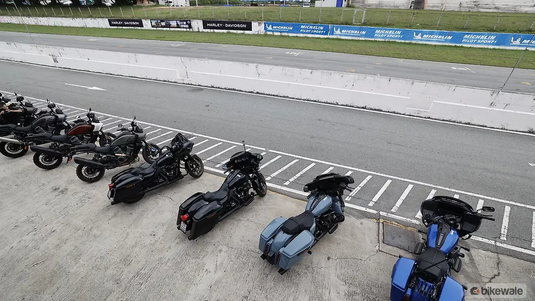 Harley-Davidson Road Glide Right Side View Image – BikeWale