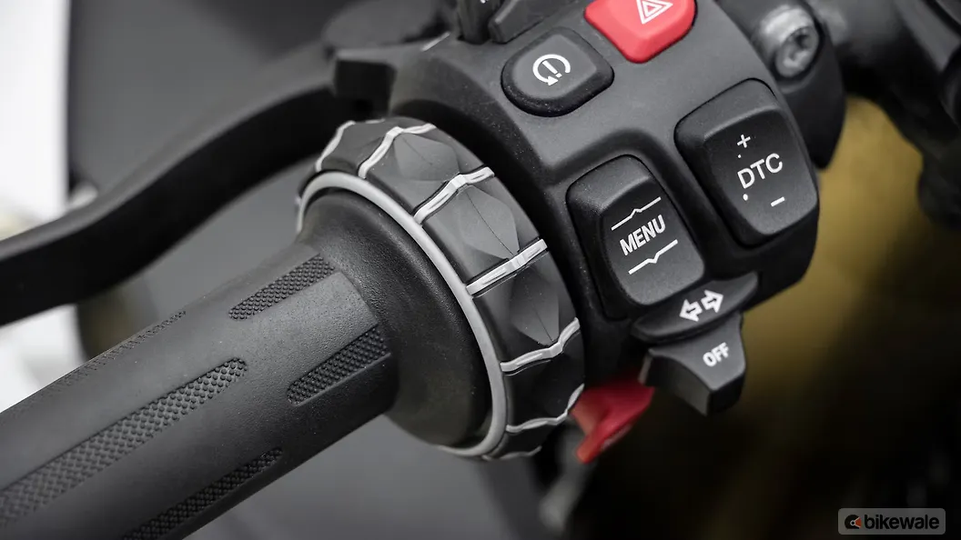 BMW S 1000 RR [2022-2024] Turn Indicators Switch Image – BikeWale