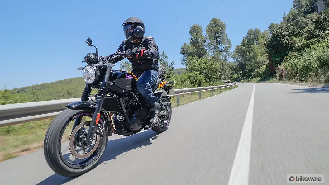 Royal Enfield Guerrilla 450 Left Front Three Quarter Image – BikeWale