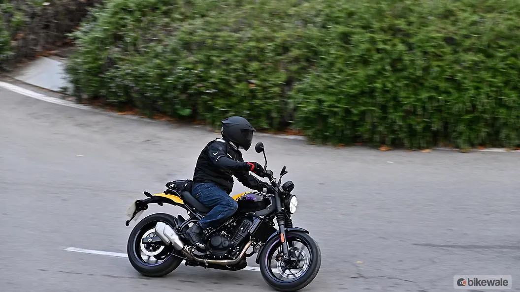 Royal Enfield Guerrilla 450 Right Side View Image – BikeWale