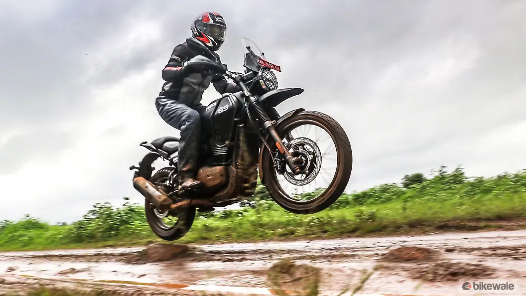 Yezdi Adventure [2024] Right Side View Image – BikeWale