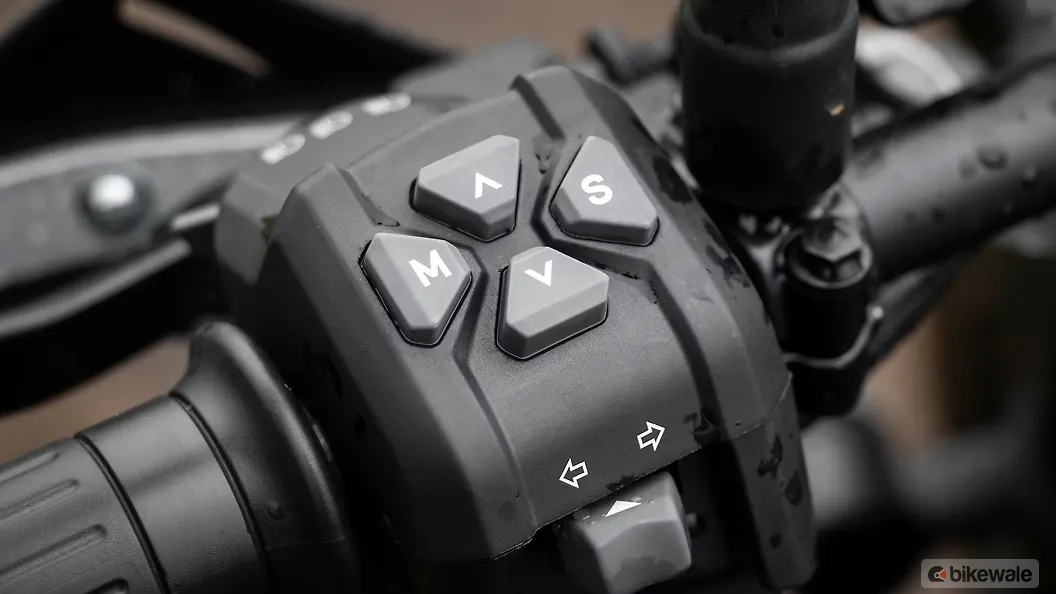 Yezdi Adventure Turn Indicators Switch Image – BikeWale