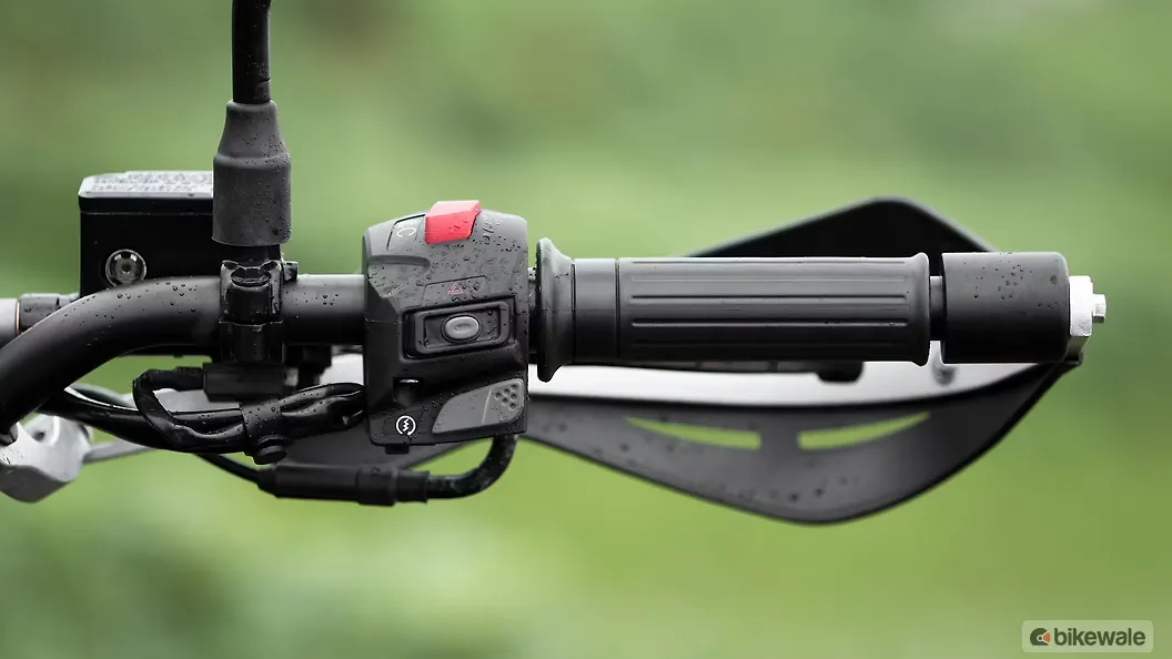 Yezdi Adventure Right Side Handelbar Throttle Grip Image – BikeWale