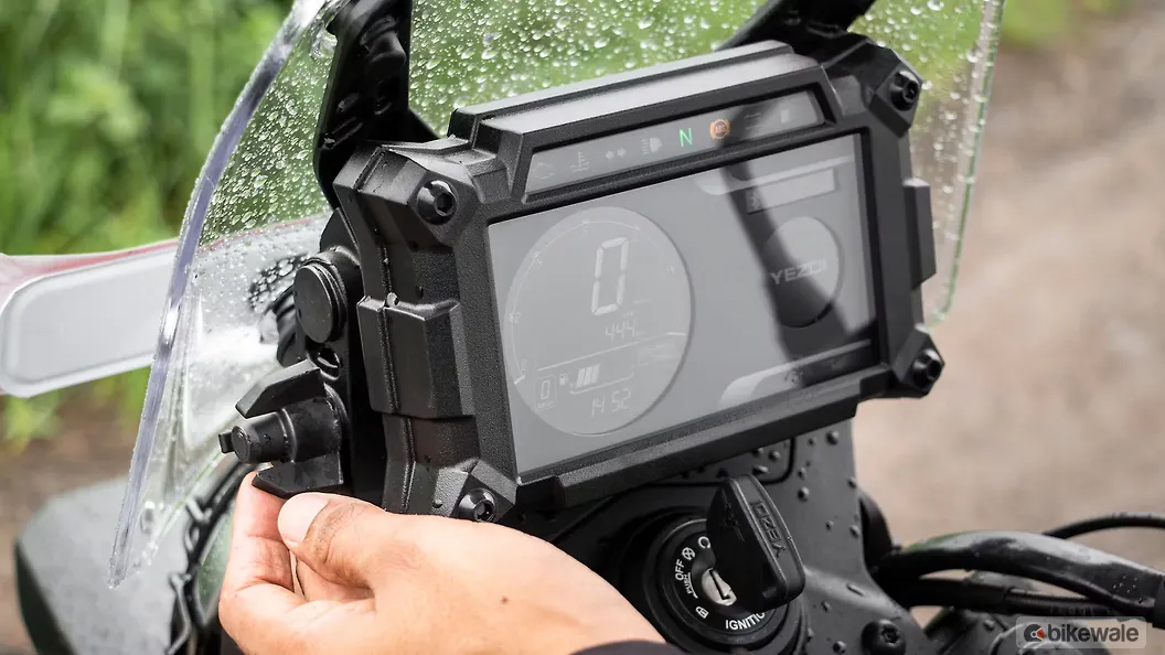 Yezdi Adventure TFT / Instrument Cluster Image – BikeWale