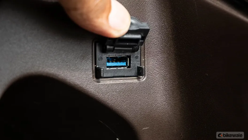 Hero Destini 125 USB Charging Port Image – BikeWale