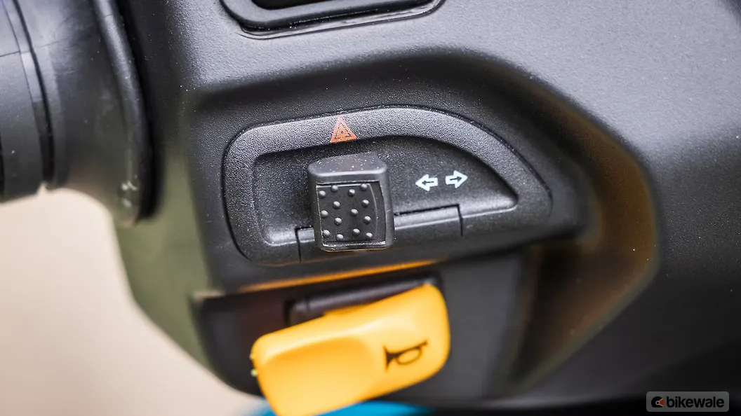 TVS Jupiter Turn Indicators Switch Image – BikeWale