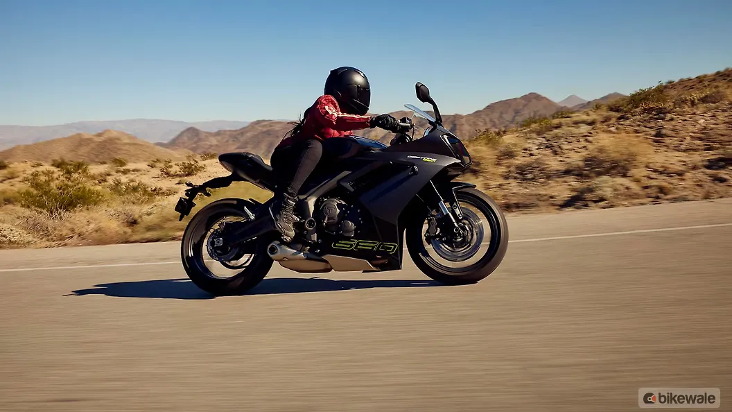 Triumph Daytona 660 Right Front Three Quarter Image – BikeWale