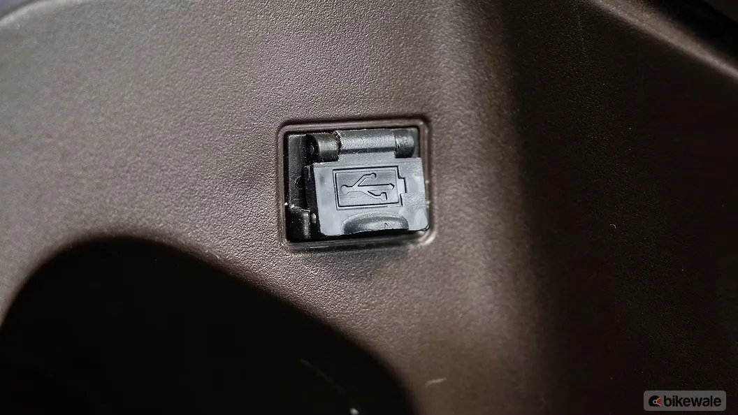 Hero Destini 125 USB Charging Port Image – BikeWale