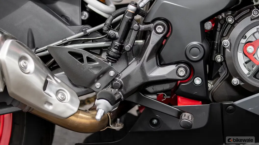 TVS Apache RR 310 Turn Indicators Switch Image – BikeWale