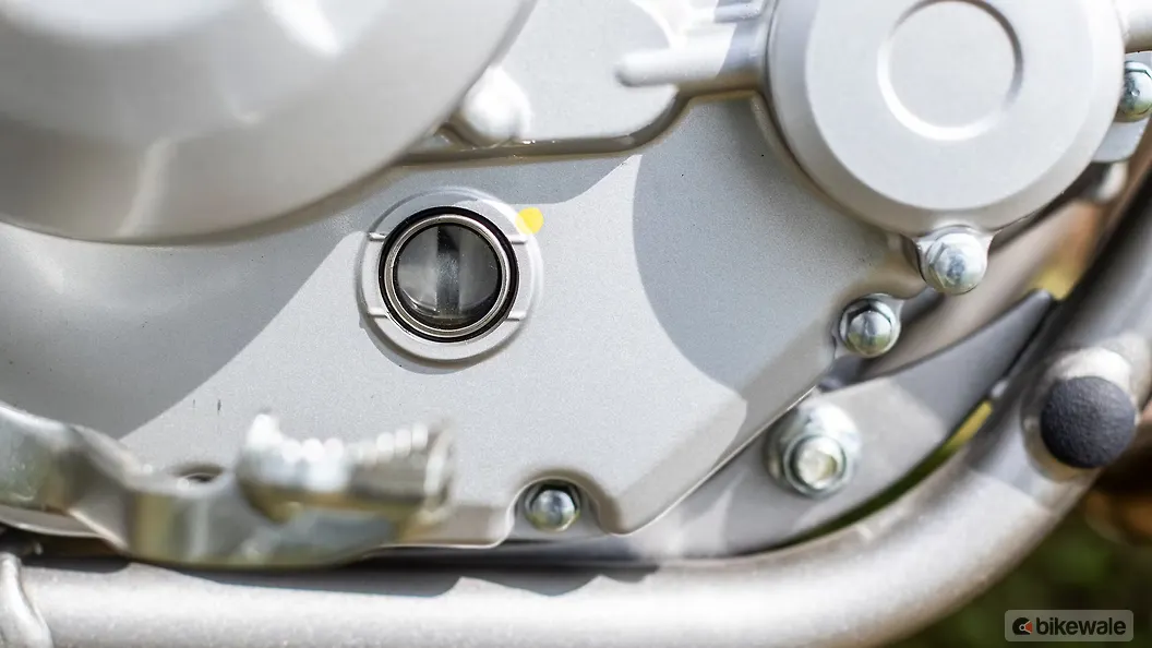 Kawasaki KLX230 [2024] Engine Oil Level Indicator Image – BikeWale