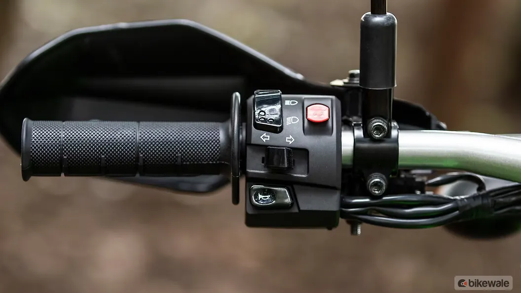 Kawasaki KLX230 [2024] Left Side Handlebar Grip Image – BikeWale