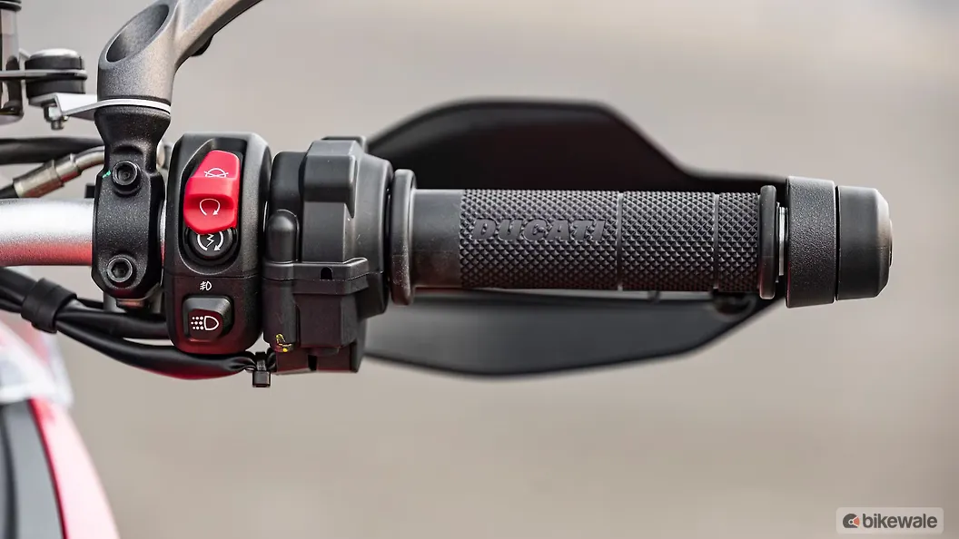 Ducati Multistrada V2 Right Side Handelbar Throttle Grip Image – BikeWale
