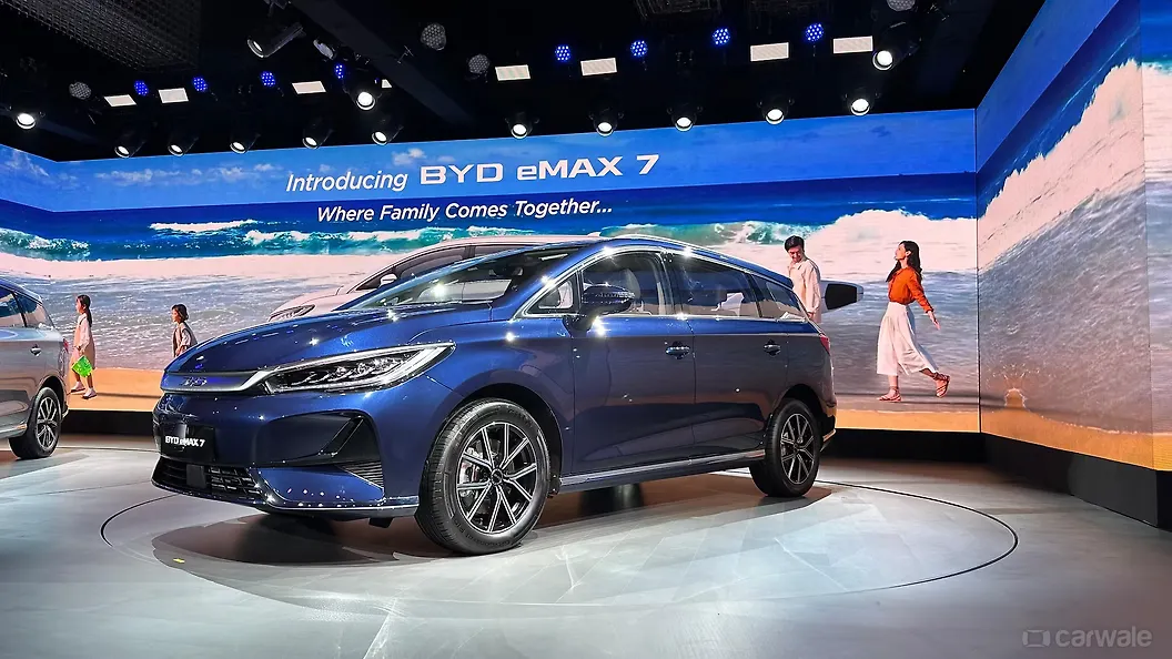 eMax 7 Right Front Three Quarter Image, eMax 7 Photos in India - CarWale
