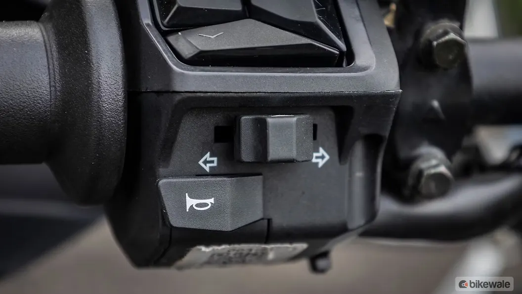 KTM 250 Adventure Turn Indicators Switch Image – BikeWale