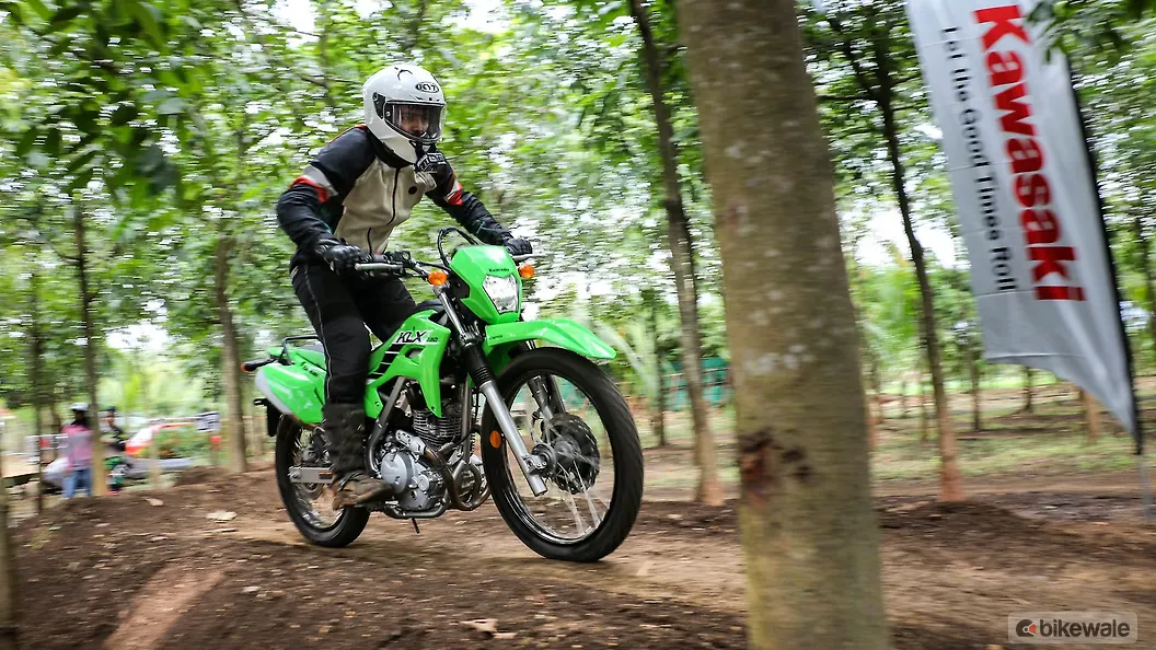 Kawasaki KLX 230 Right Side View Image – BikeWale