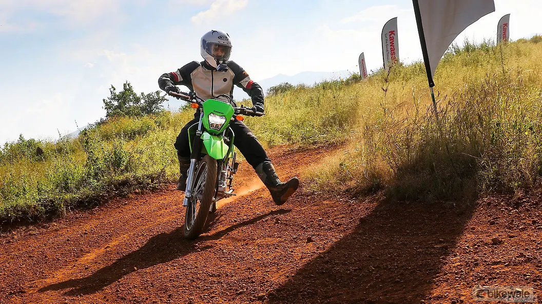 Kawasaki KLX230 [2024] Front View Image – BikeWale