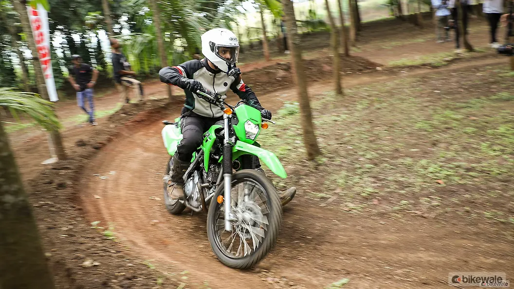 Kawasaki KLX230 [2024] Right Side View Image – BikeWale