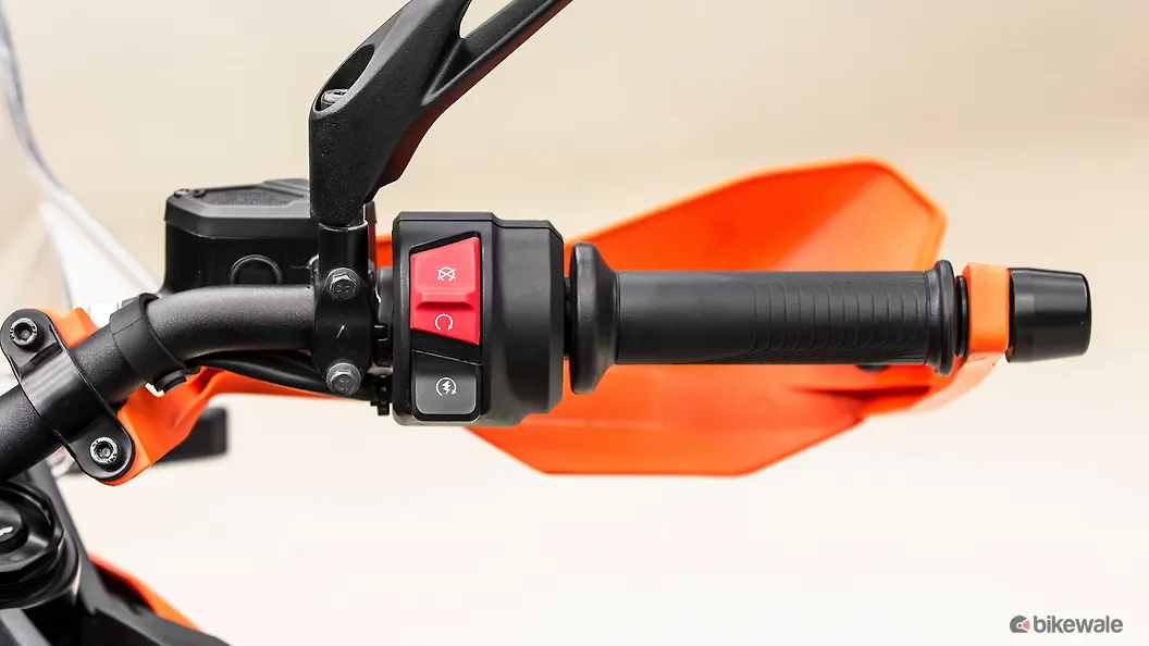 KTM 390 Adventure X Right Side Handelbar Throttle Grip Image – BikeWale