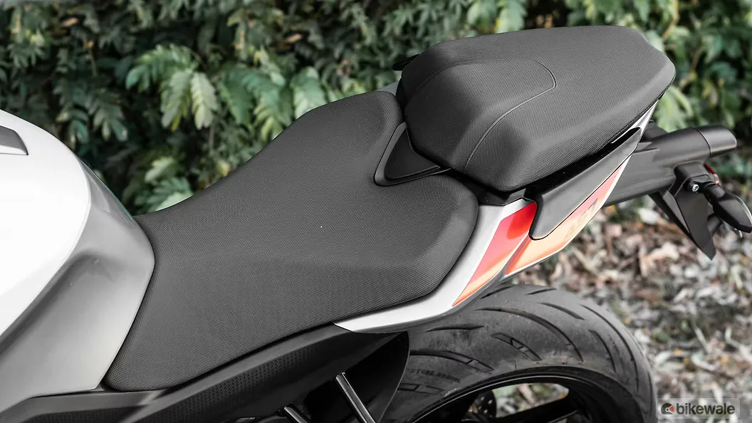 Aprilia Tuono 457 Seat Image – BikeWale