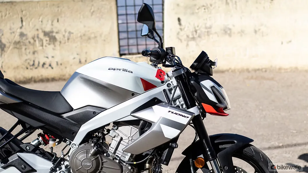 Aprilia Tuono 457 Branding/Fuel Tank Decal Image – BikeWale