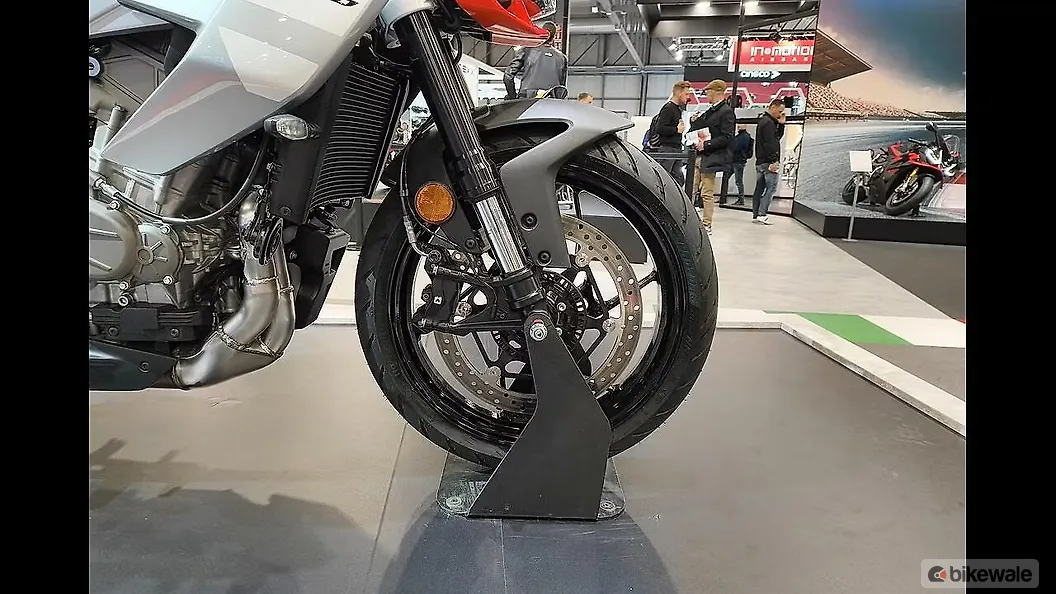 Aprilia Tuono 457 Right Side View Image – BikeWale