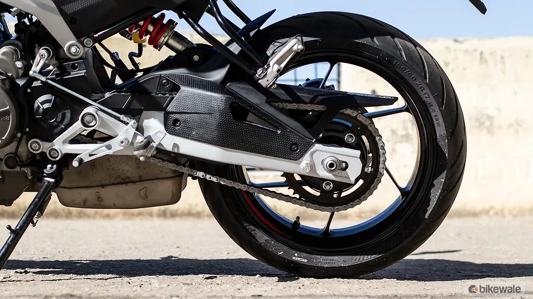 Aprilia Tuono 457 Rear Wheel Image – BikeWale