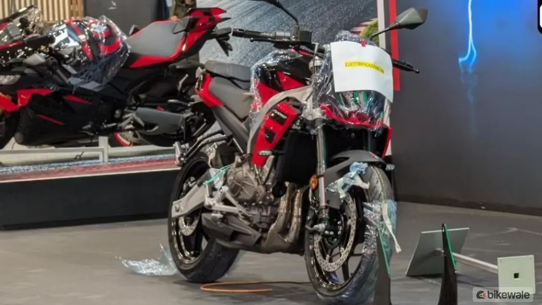 Aprilia Tuono 457 Right Front Three Quarter Image – BikeWale