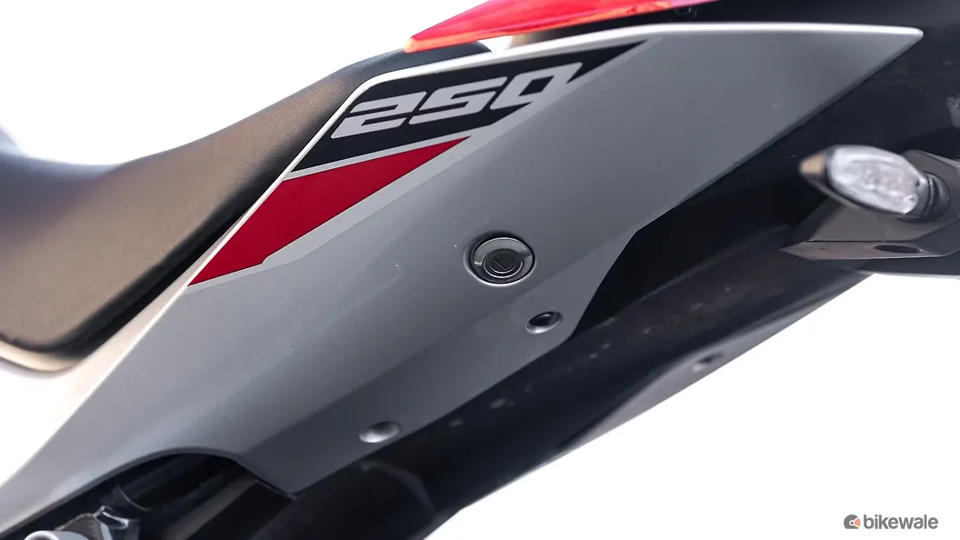 Hero Xtreme 250R Seat Remove/Fix Lock Image – BikeWale