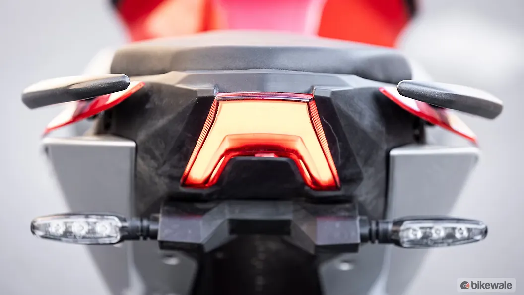 Hero Xtreme 250R Rear Reflex Reflector Image – BikeWale