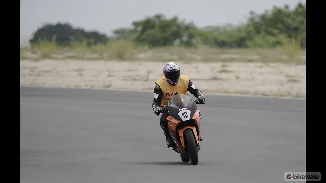 Images of Yamaha YZF R1 | Photos of YZF R1 - BikeWale