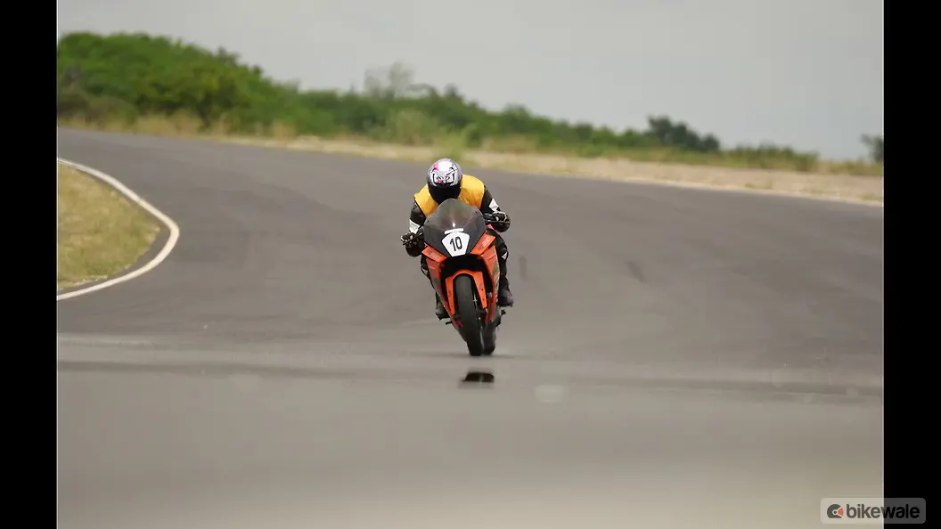 Yamaha YZF R1 Right Front Three Quarter Image – BikeWale