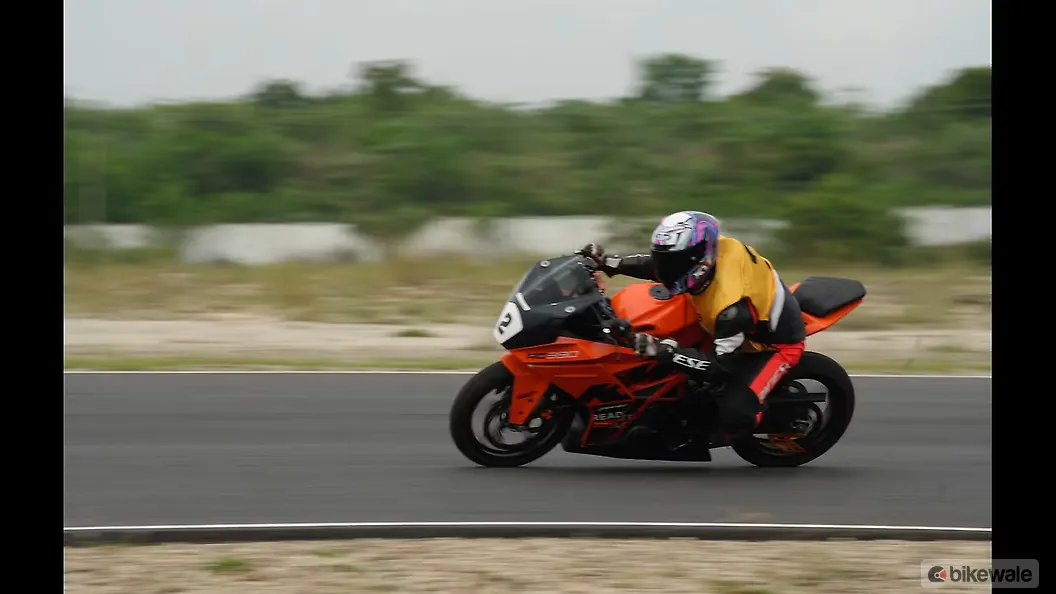 Images of Yamaha YZF R1 | Photos of YZF R1 - BikeWale