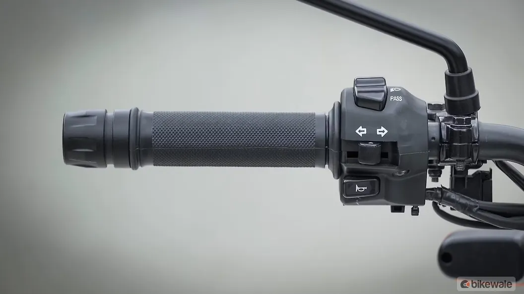 Royal Enfield Scram 440 Left Side Handlebar Grip Image – BikeWale