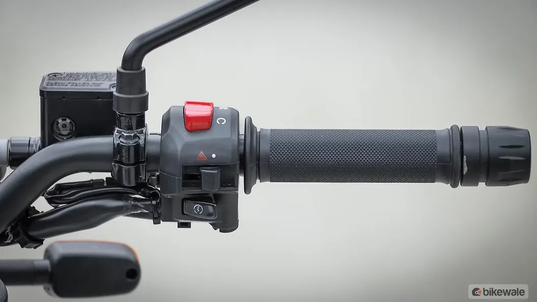 Royal Enfield Scram 440 Right Side Handelbar Throttle Grip Image – BikeWale