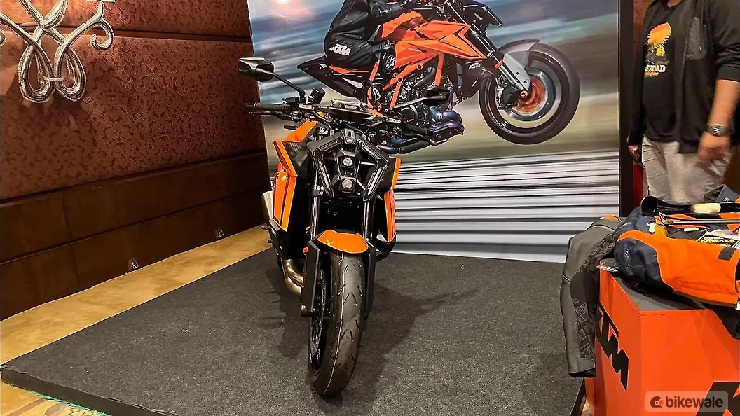 KTM 1390 Super Duke R Right Front Three Quarter Image – BikeWale