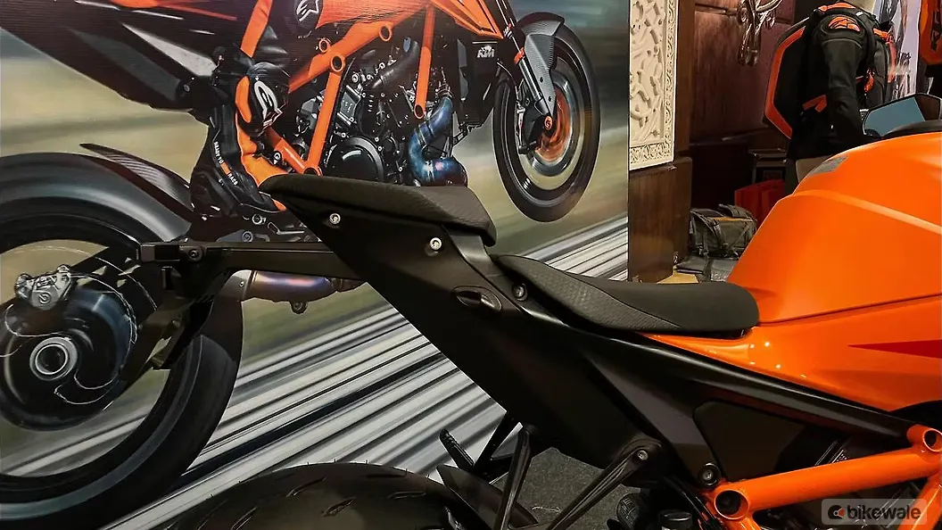 KTM 1390 Super Duke R Seat Image – BikeWale