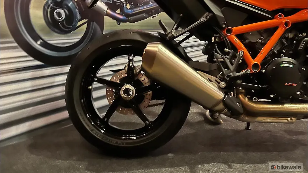 KTM 1390 Super Duke R Left Front Three Quarter Image – BikeWale