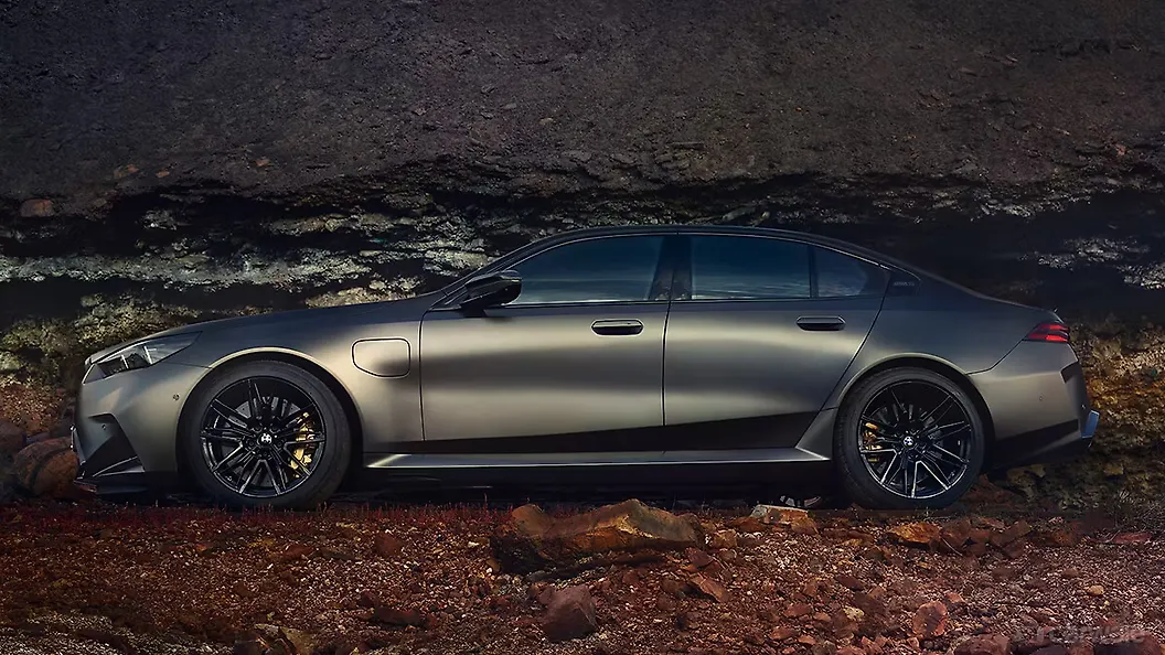 M5 Right Front Three Quarter Image, M5 Photos in India - CarWale