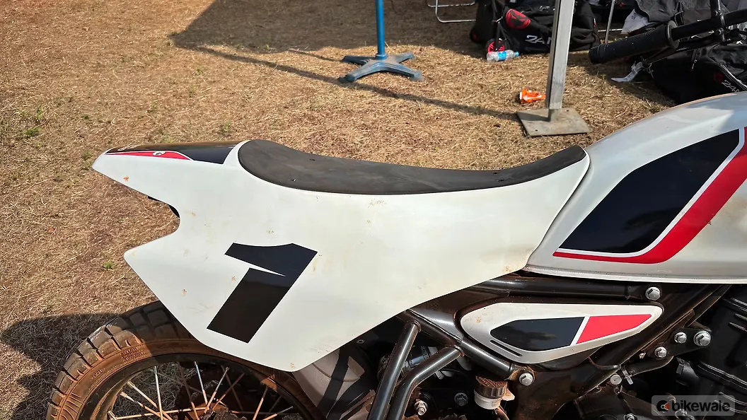 Royal Enfield Guerrilla 450 Bike Seat Image – BikeWale