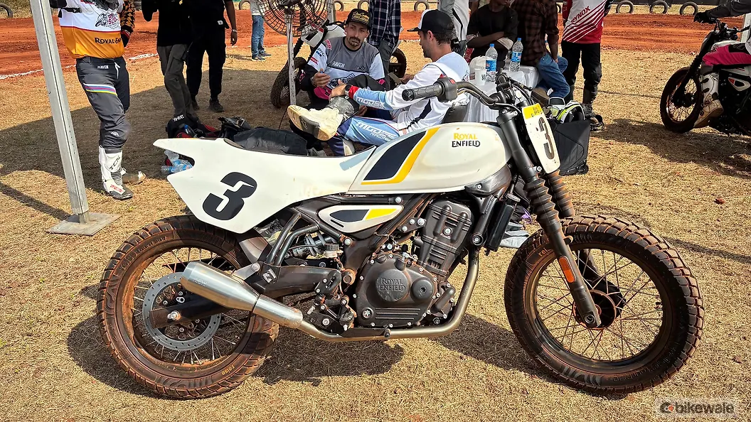 Royal Enfield Guerrilla 450 Right Side View Image – BikeWale