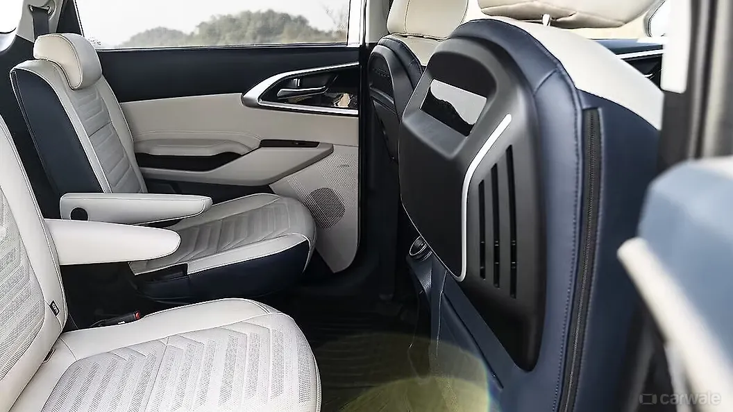 Carens Second Row Seats Image, Carens Photos in India - CarWale